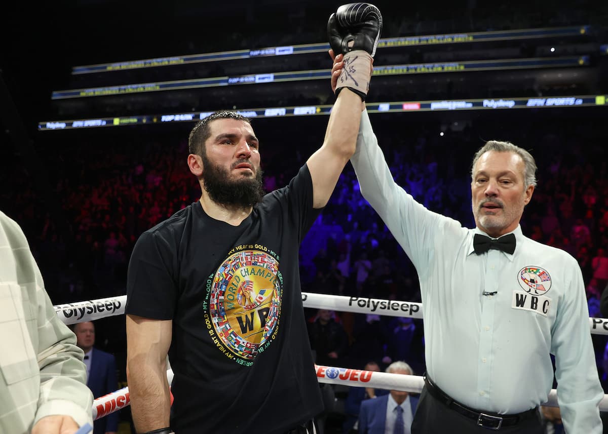 Artur Beterbiev stops Callum Smith to retain unified title - FIGHTMAG