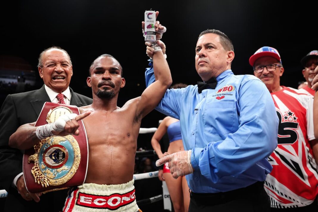 Jonathan Gonzalez retains title by decision against Rene Santiago ...