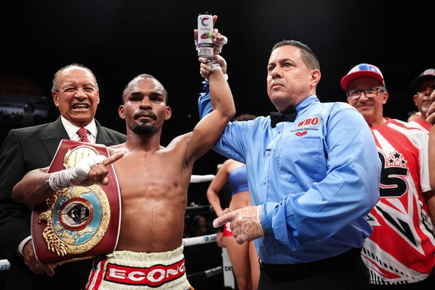 Jonathan Gonzalez retains title by decision against Rene Santiago ...