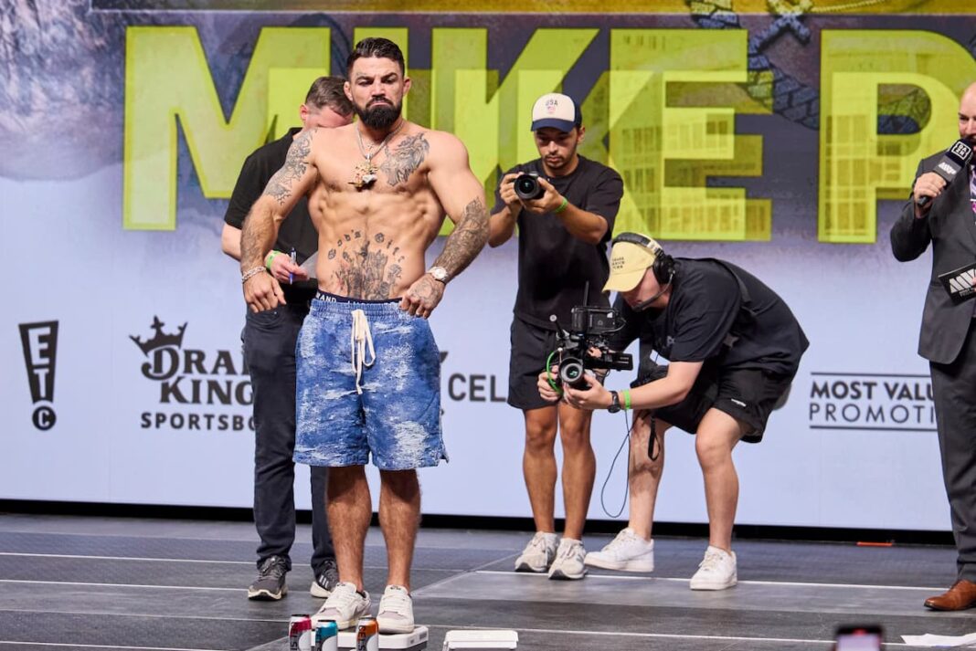 Photos: Jake Paul vs Mike Perry on weight for 200 lbs boxing fight in ...