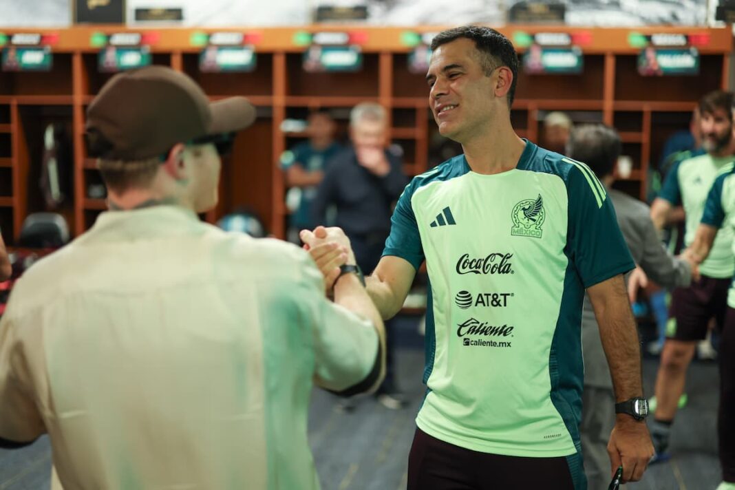 Photos: Canelo Alvarez joins Mexico soccer team ahead friendly match ...