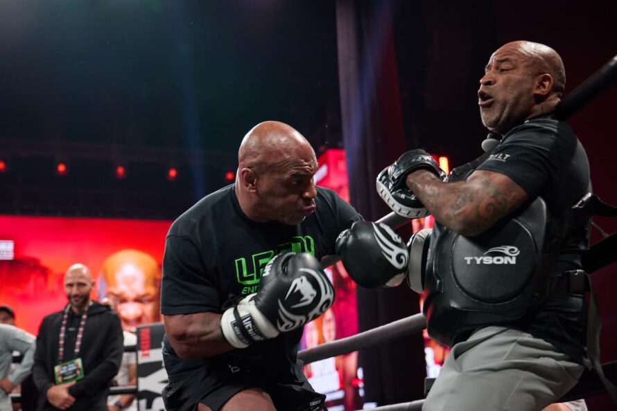 Photos: Mike Tyson & Jake Paul showcase skills at pubic workout - FIGHTMAG