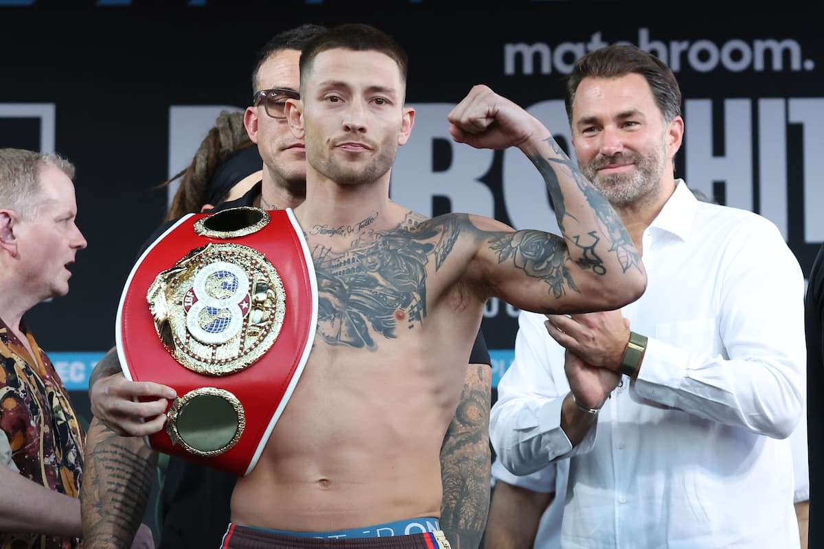 Liam Paro vs Richardson Hitchins on weight for 140 lbs title - FIGHTMAG