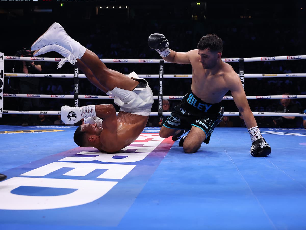 Jack Catterall vs Harlem Eubank cut short by clash of heads - FIGHTMAG