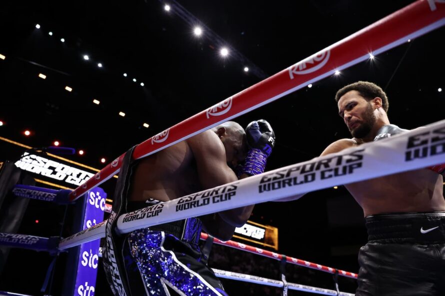 Photos: Moses Itauma drops & stops Dillian Whyte in first round - FIGHTMAG