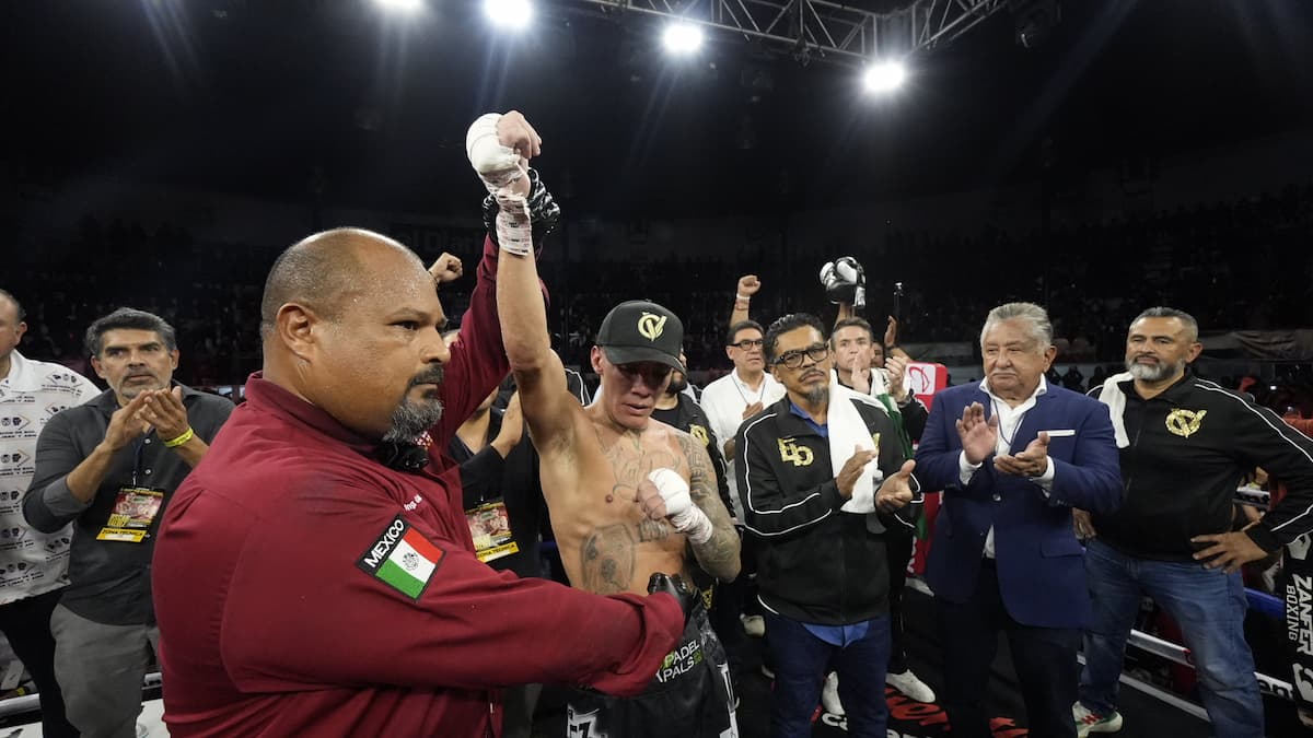 Live results: Oscar Valdez earns decision win over Ricky Medina - Video ...