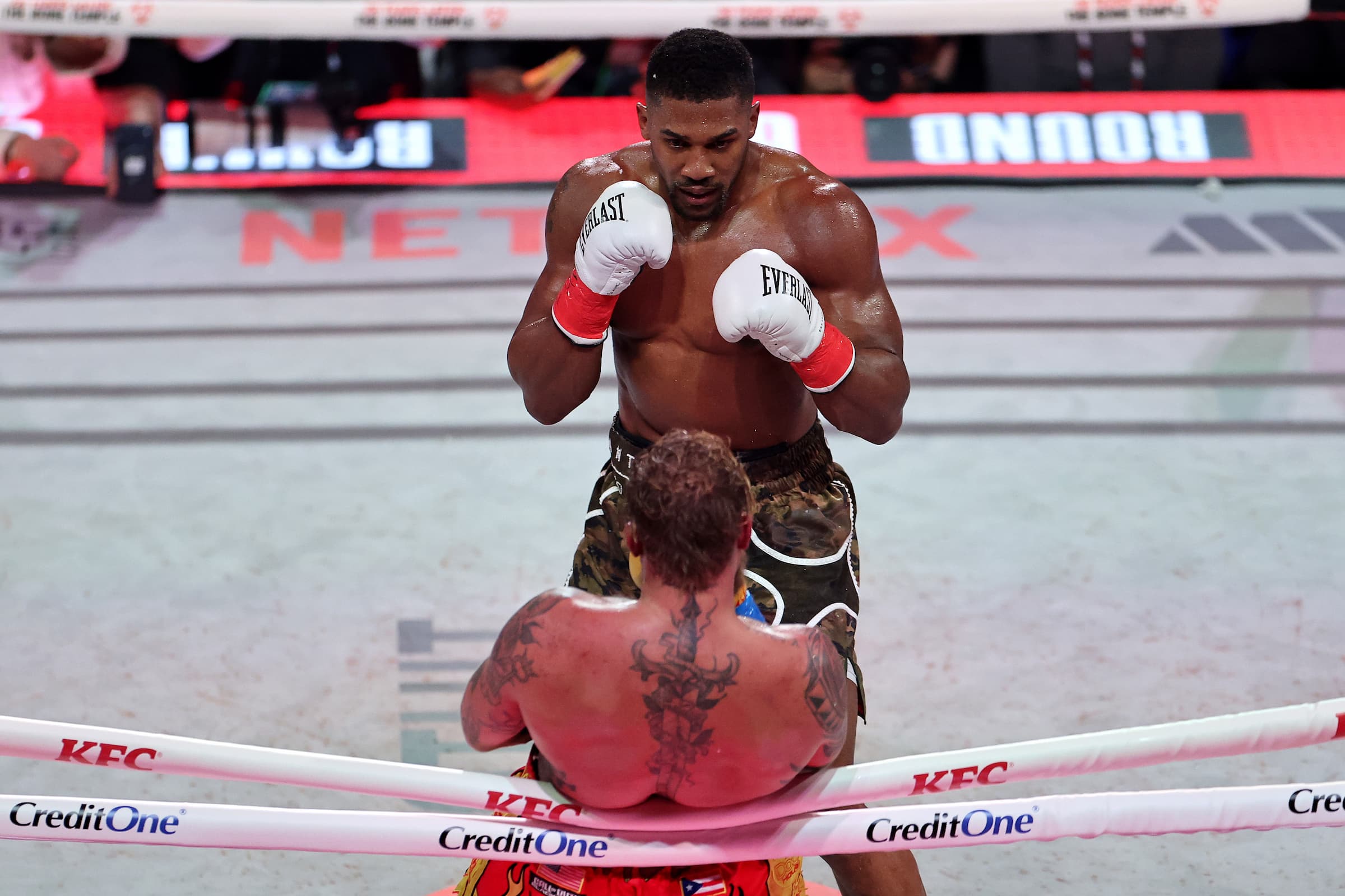 Live results: Anthony Joshua KOs Jake Paul in sixth round - Video ...