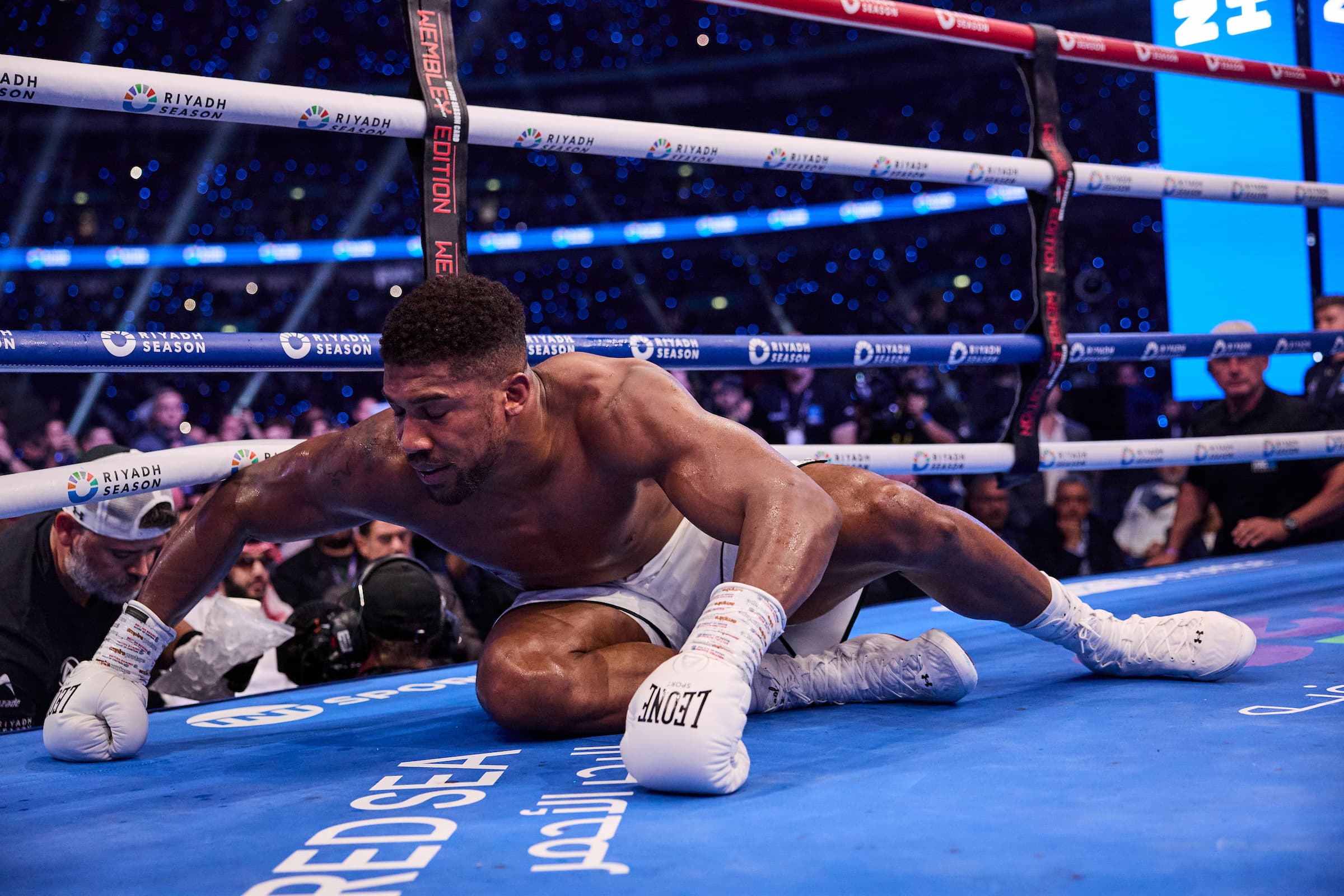 Video: Anthony Joshua falls to Daniel Dubois in brutal KO - FIGHTMAG