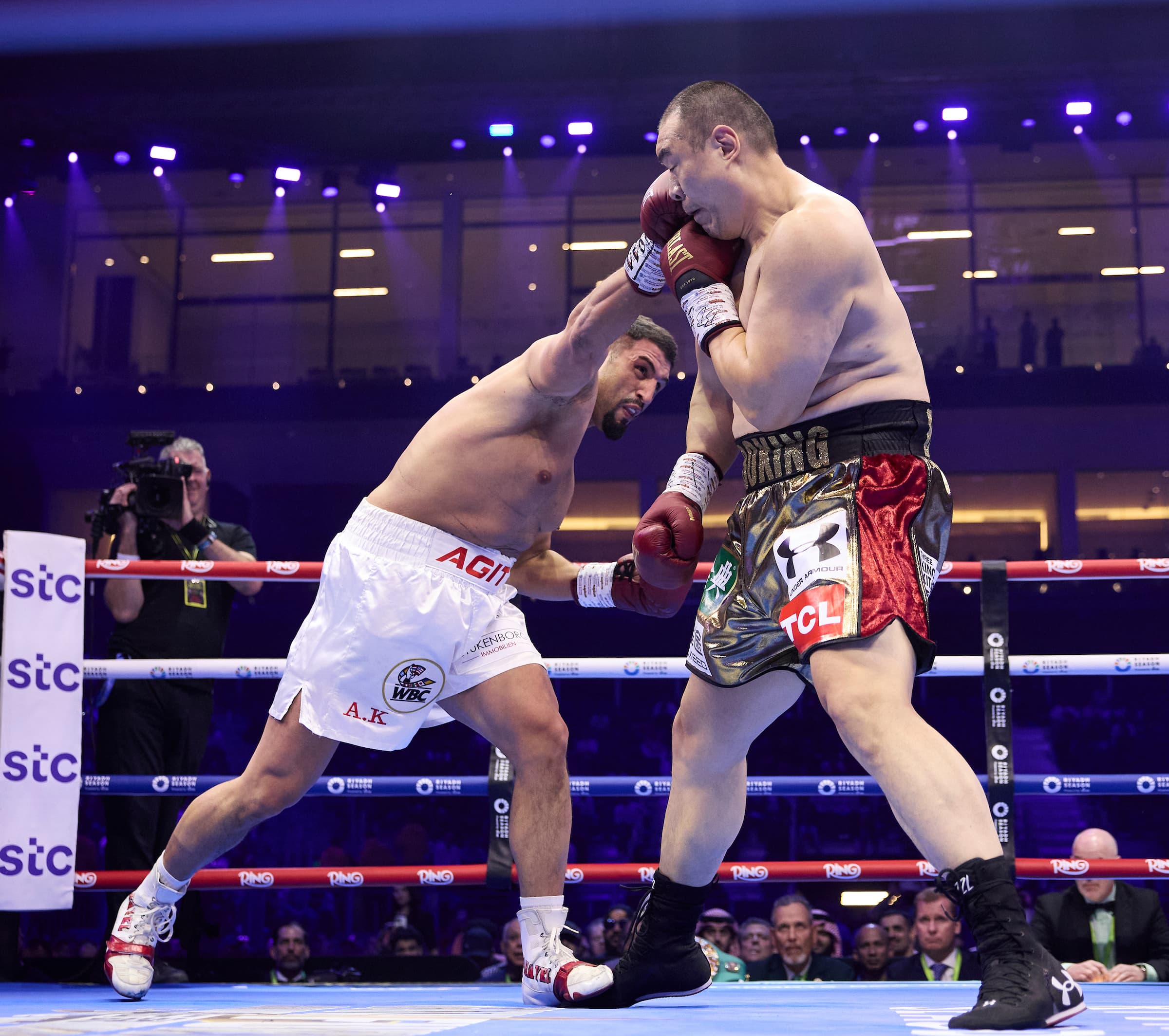 Video: Agit Kabayel KOs Zhilei Zhang to claim interim title - FIGHTMAG