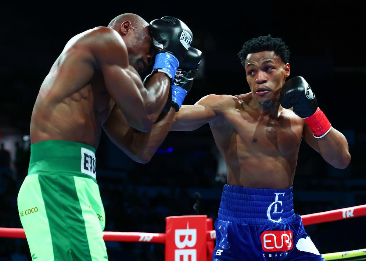 Live results: Xander Zayas beats Abass Baraou to unify titles - Video ...