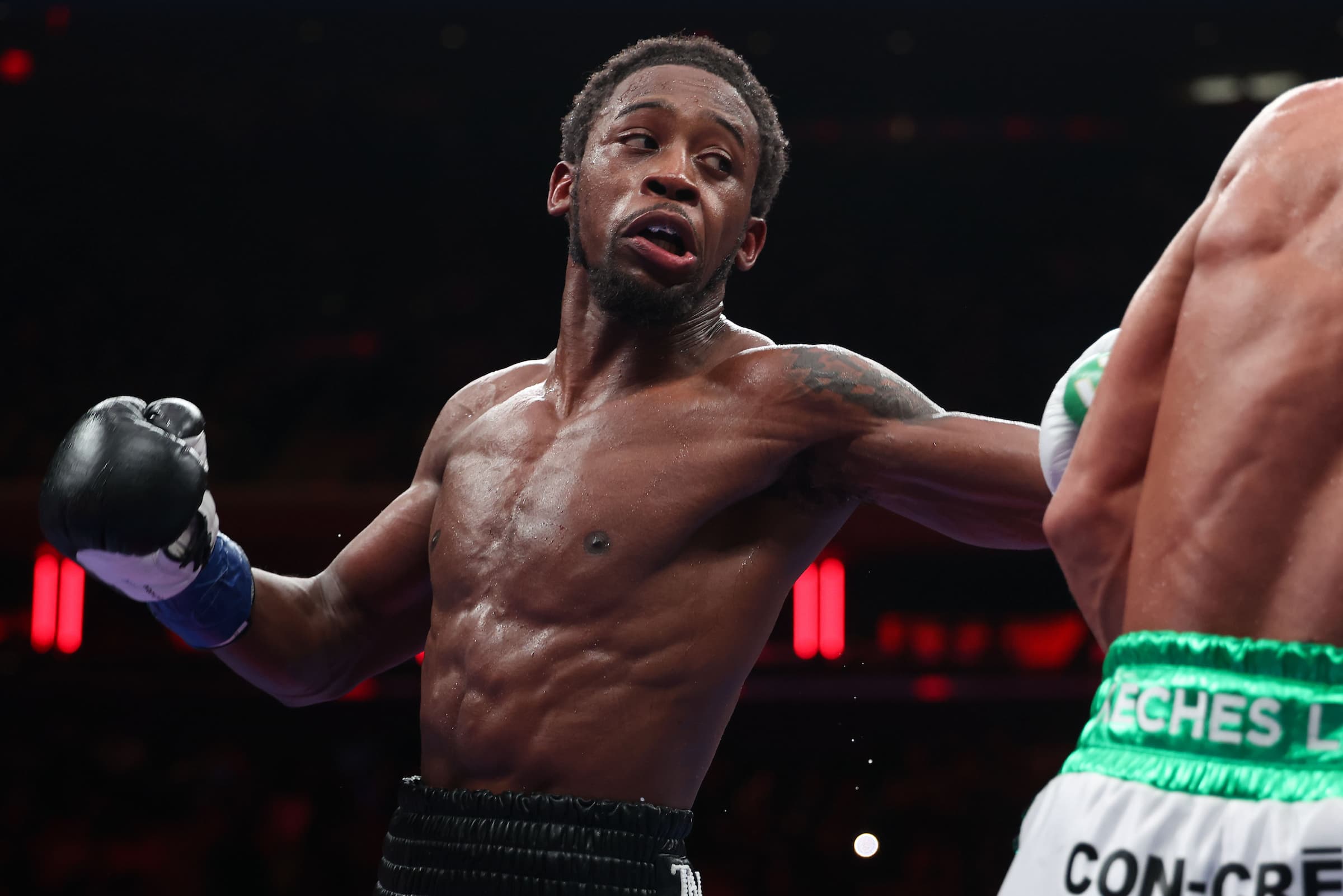 Video: Keyshawn Davis stops Jamaine Ortiz in final round - FIGHTMAG