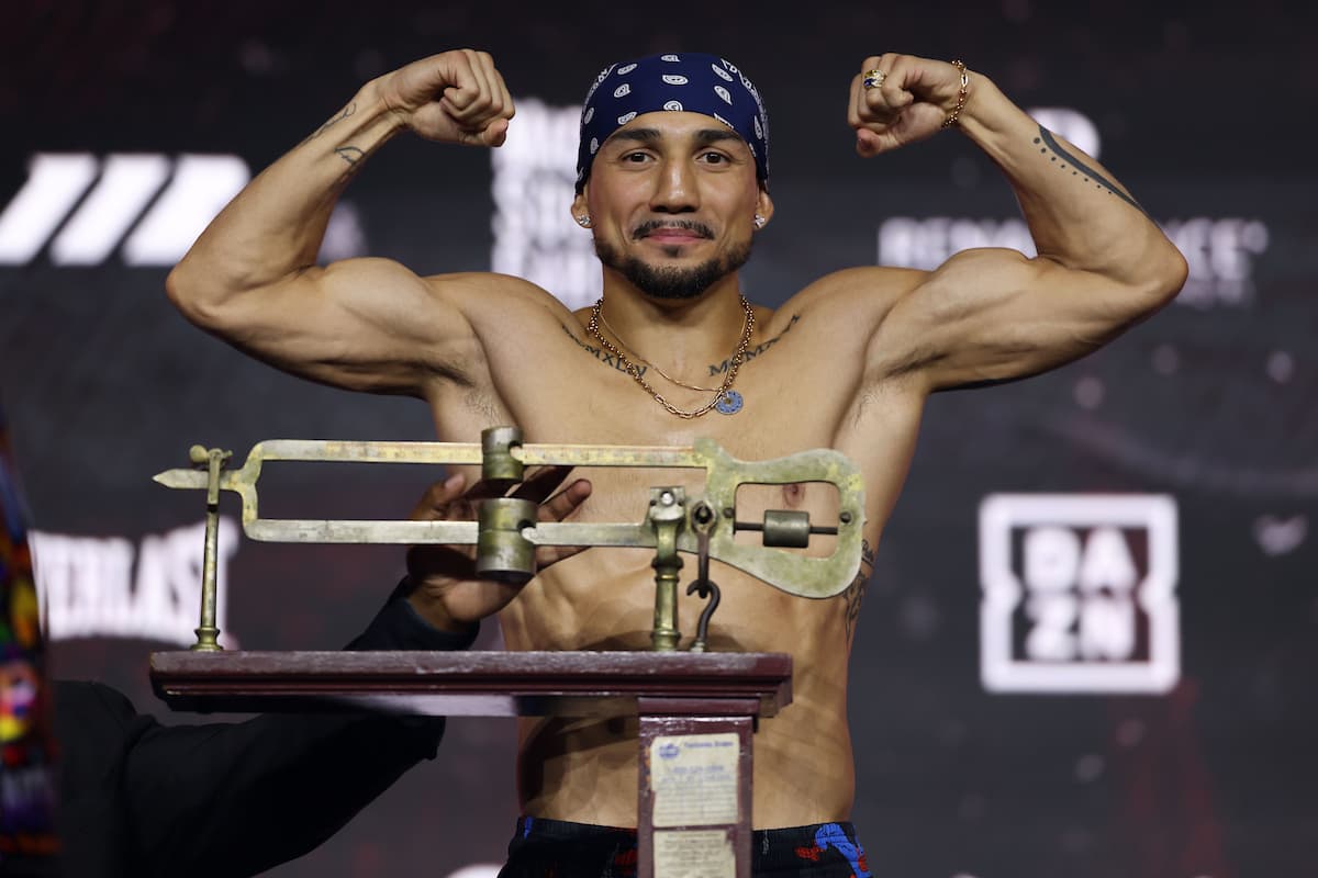 Photos: Lopez and Stevenson make weight for 140-pound title - FIGHTMAG