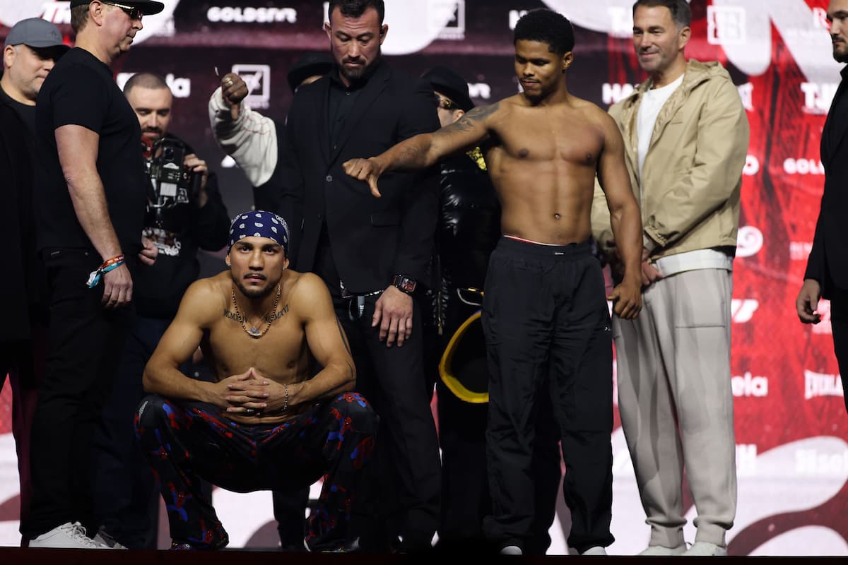 Photos: Lopez and Stevenson make weight for 140-pound title - FIGHTMAG