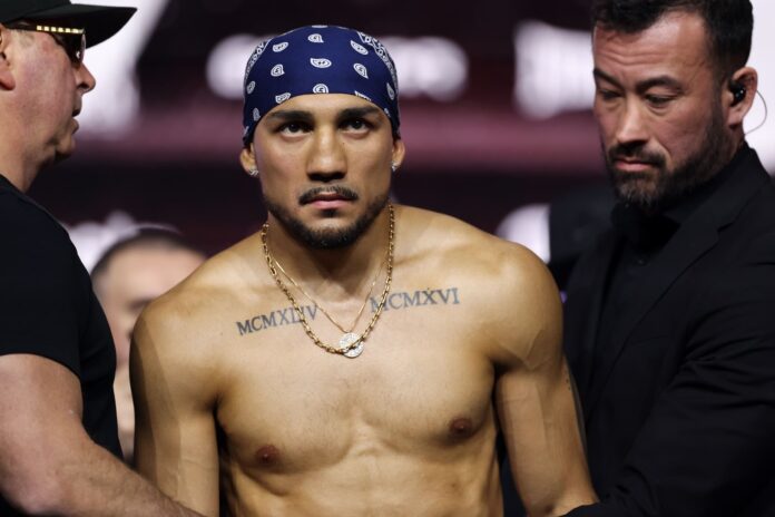 Photos: Lopez and Stevenson make weight for 140-pound title - FIGHTMAG