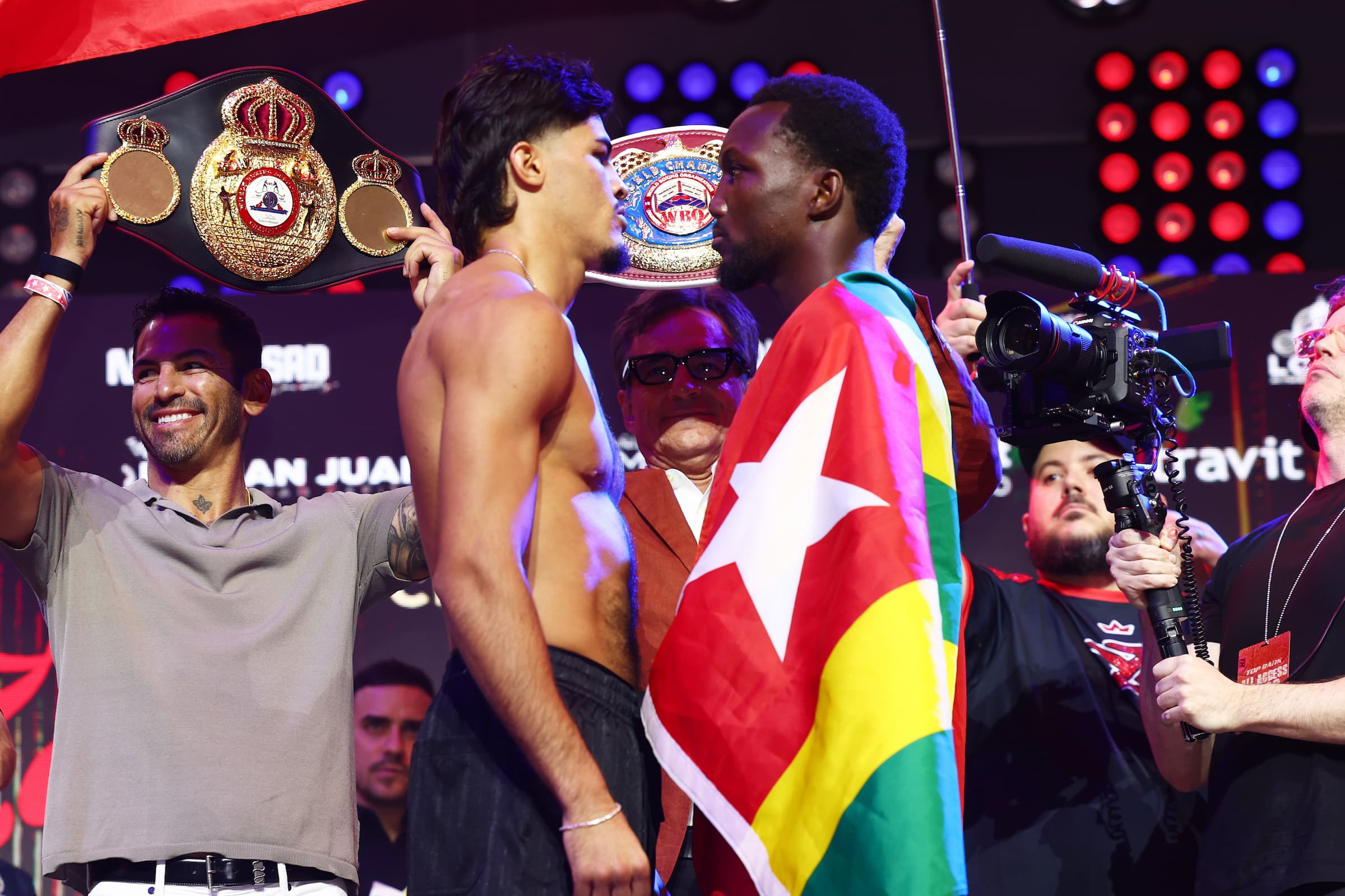Live results: Xander Zayas beats Abass Baraou to unify titles - Video ...