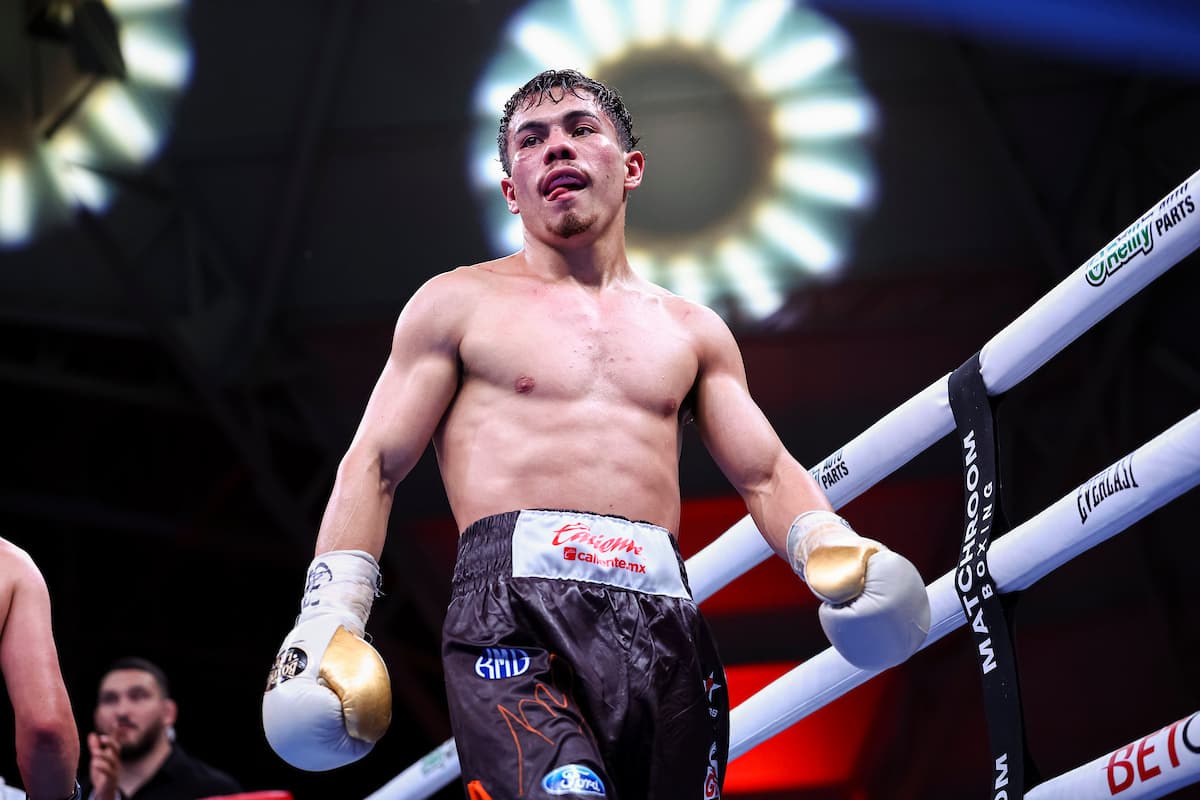 Live results: Christian Medina beats Adrian Curiel to retain title ...