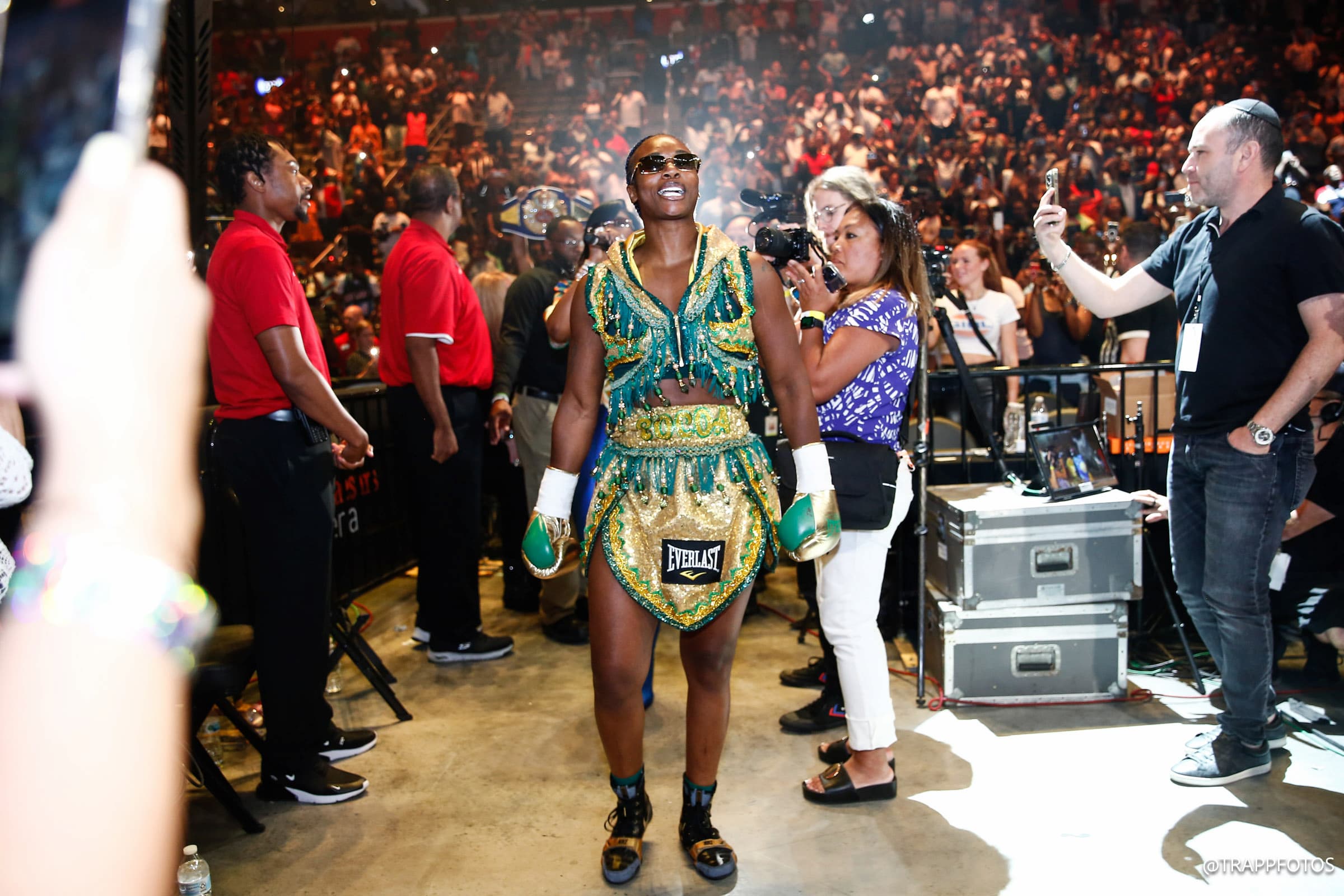 Video: Claressa Shields scores decision over Franchon Crews-Dezurn ...