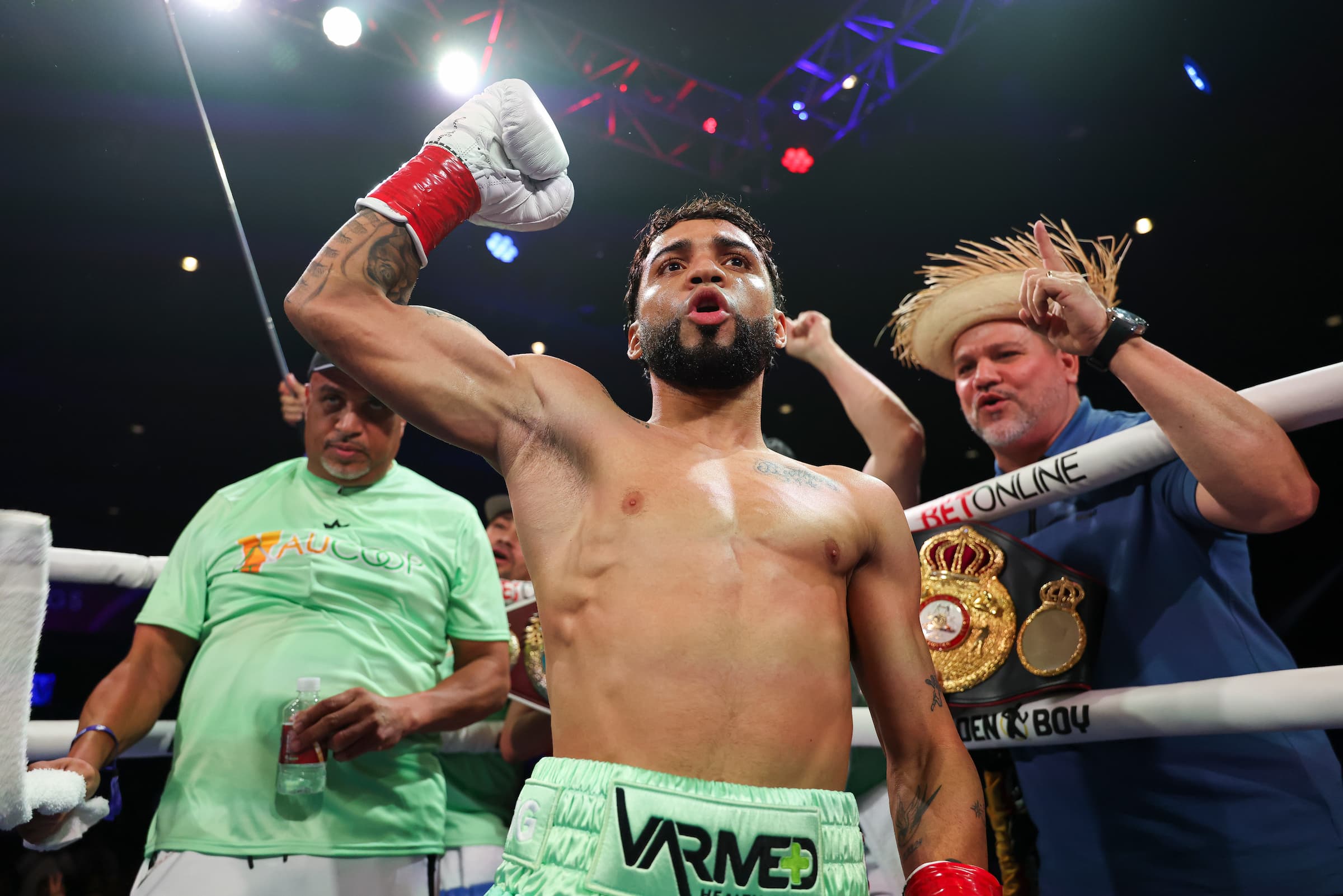 Video: Oscar Collazo retains title as Jesus Haro retires on stool ...