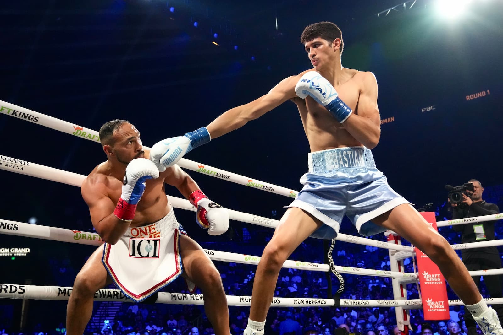 Live results: Sebastian Fundora TKOs Keith Thurman - Video - FIGHTMAG