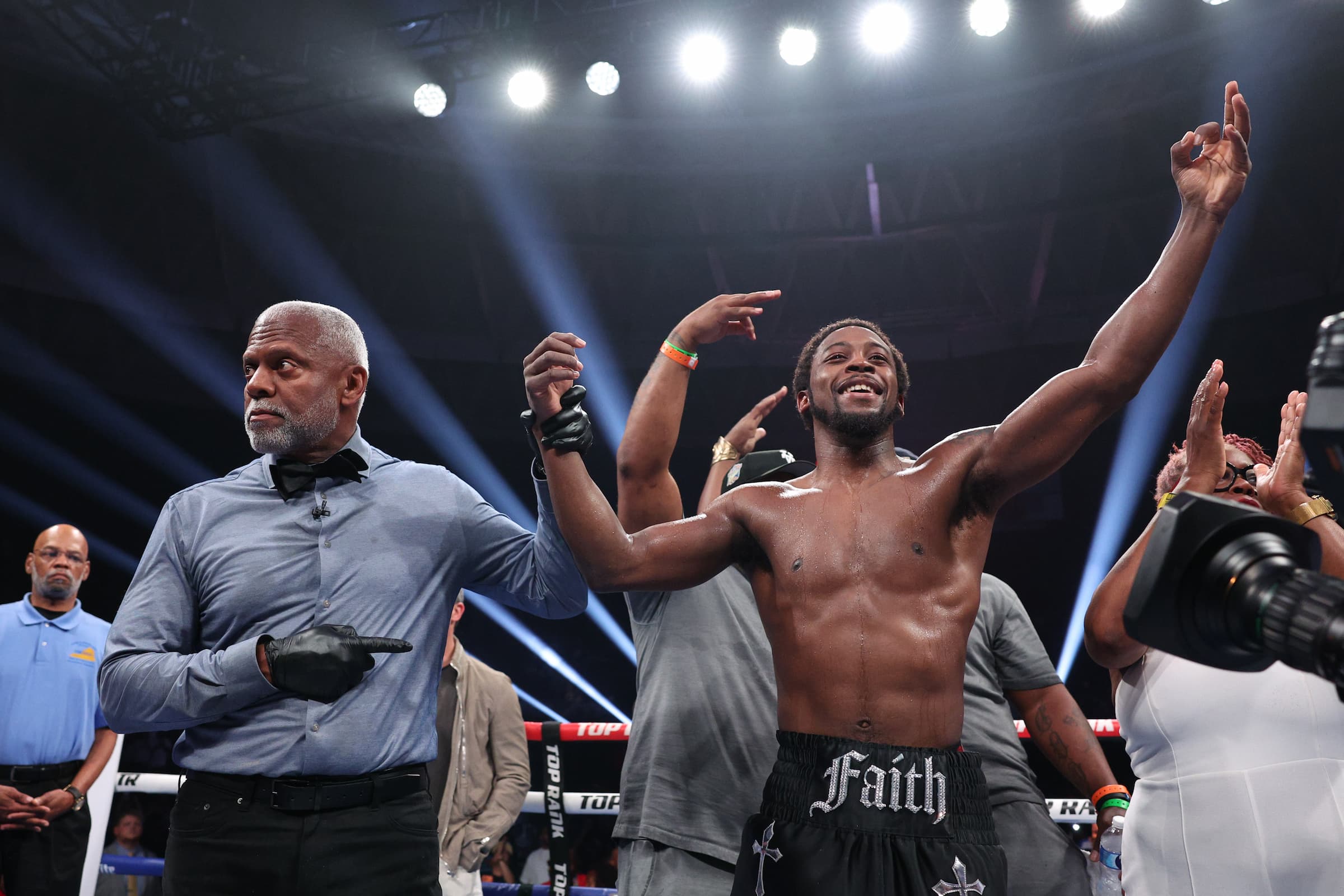 Live results: Keyshawn Davis beats Nahir Albright in rematch - Video ...