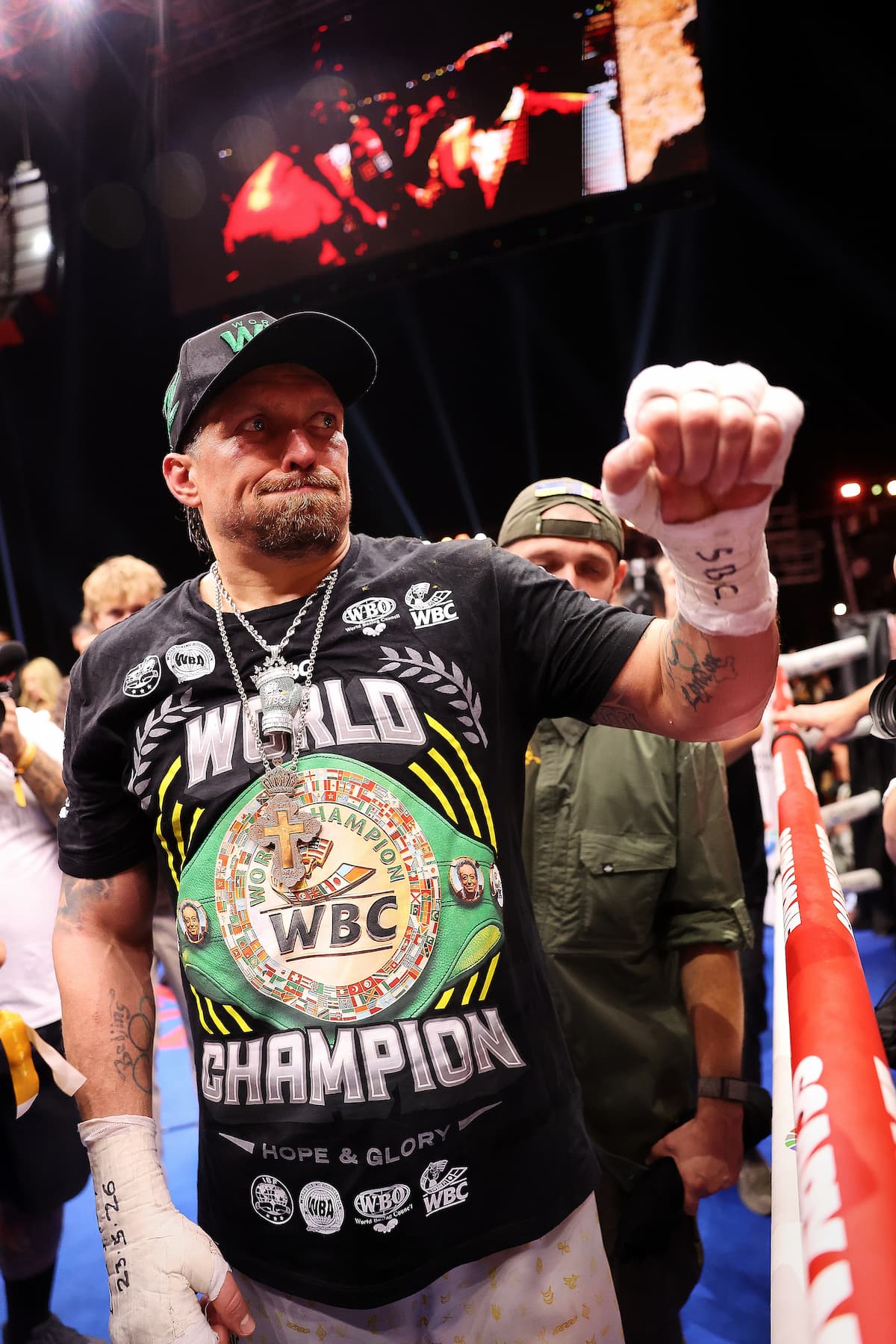 Live results: Oleksandr Usyk TKOs Rico Verhoeven in 11th round - Video ...
